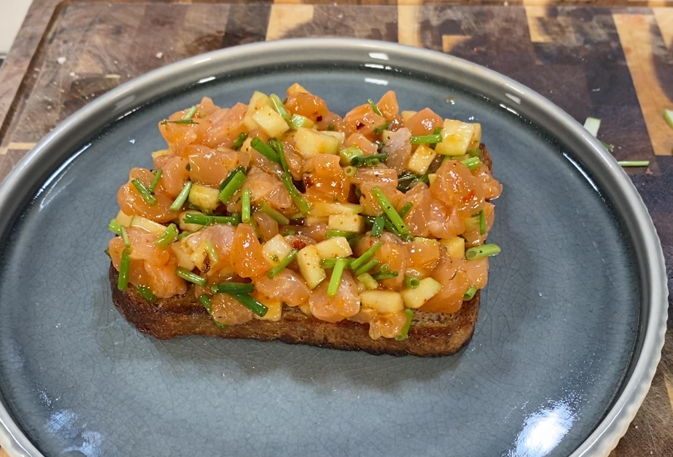Mariniertes Lachstatar auf geröstetem Brot – HENSSLERS